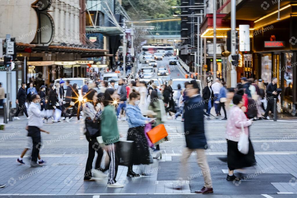 People outside walking in the city – Mindframe online image collection